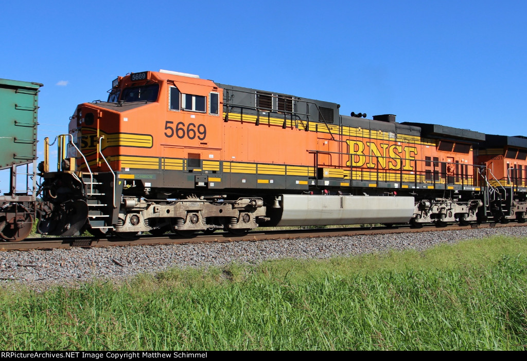 BNSF 5669